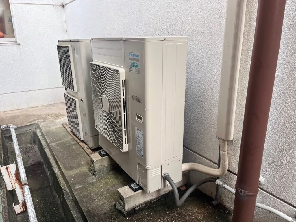 ダイキン パッケージエアコン 天吊り型 4馬力 ワイヤードリモコン SZRH112BY交換工事【京都市山科区】 – 株式会社ワットムセン ｜家電・電気・ガス機器・水廻り 交換工事専門店｜住まい ...