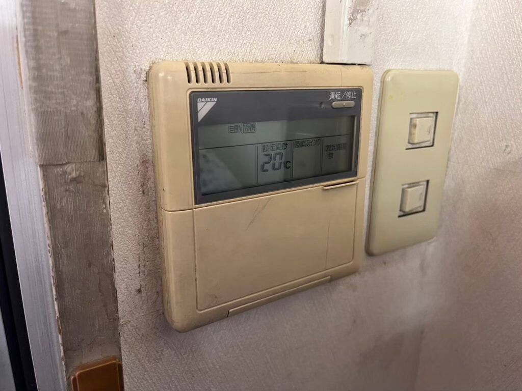 ダイキン パッケージエアコン 天吊り型 4馬力 ワイヤードリモコン SZRH112BY交換工事【京都市山科区】 – 株式会社ワットムセン ｜家電・電気・ガス機器・水廻り 交換工事専門店｜住まい ...